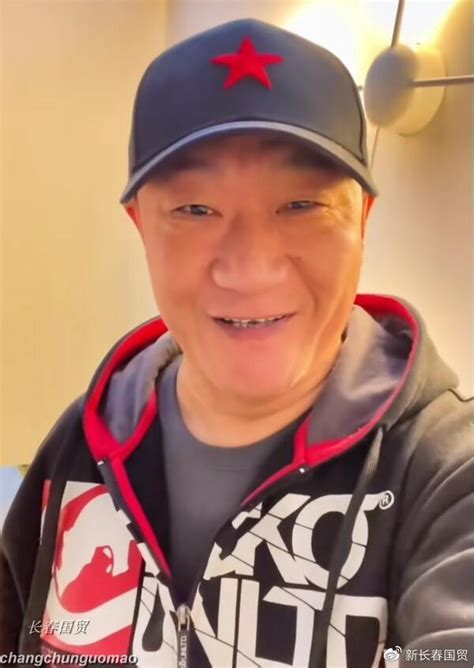 演唱《笑脸》的歌手谢东已经60岁了！发庆生视频，面带笑容状态好谢东笑脸新浪新闻