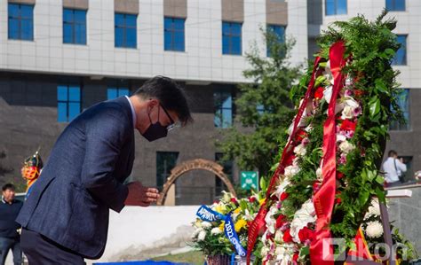 ФОТО Хэлмэгдэгсдийн хөшөөнд цэцэг өргөж хүндэтгэл үзүүллээ