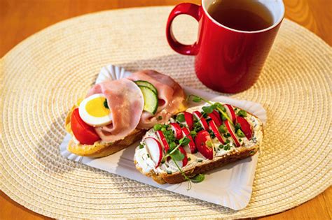 2 가지 샌드위치와 테이블 위의 노란색 패드에 빨간 컵 음료 무에 대한 스톡 사진 및 기타 이미지 무 얇게 썬 빵 건강한 식생활 Istock