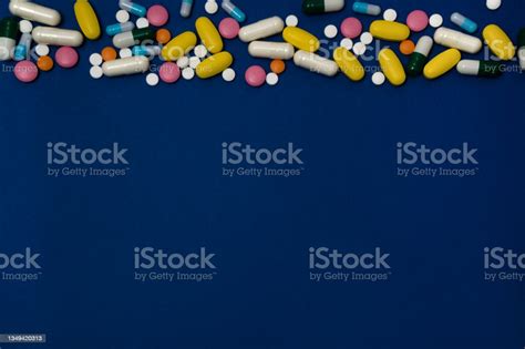 약물이나 비타민의 과도한 섭취 다양한 비타민 또는 약물이 있는 파란색 배경 Centers For Disease Control