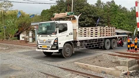 Hati Hati Perlintasan Truck Tronton Truck Container Truck Dump Truck
