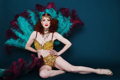 Burlesque Tänzerin La Rubinia Aus Berlin