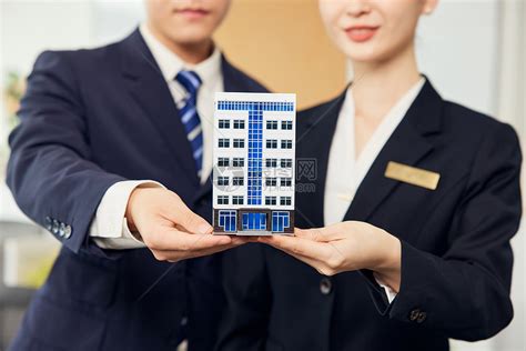 房产中介手托着房屋模型高清图片下载 正版图片507698781 摄图网