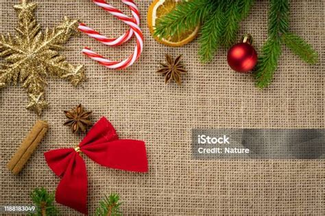 크리스마스 배경 빨간색입니다 리 넨 감이 있는 감촉에 고립 된 Xmas 축 하 장식 새해 패턴입니다 플랫 레이 디자인 공간 복사
