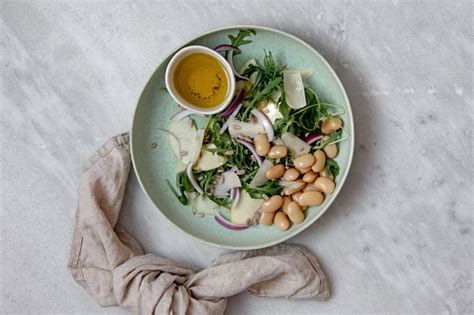 콩을 곁들인 비 건 샐러드 Arugula 양파 사과와 비 건 파마산 치즈 식사 음식에 대한 스톡 사진 및 기타 이미지 식사