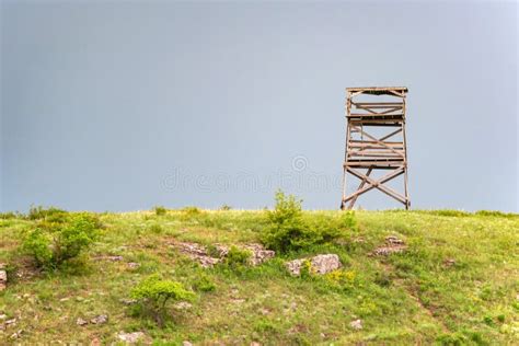 Una Torre De Vigilancia De Madera En El Campo De La Granja Foto De