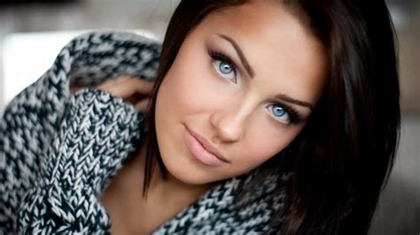 Картинка на рабочий стол девушка волосы макияж красивое лицо голубые глаза красивые глаза