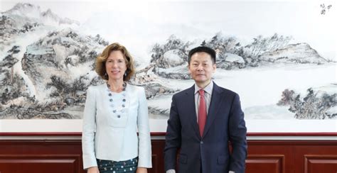 证监会主席吴清会见英国驻华大使吴若兰腾讯新闻