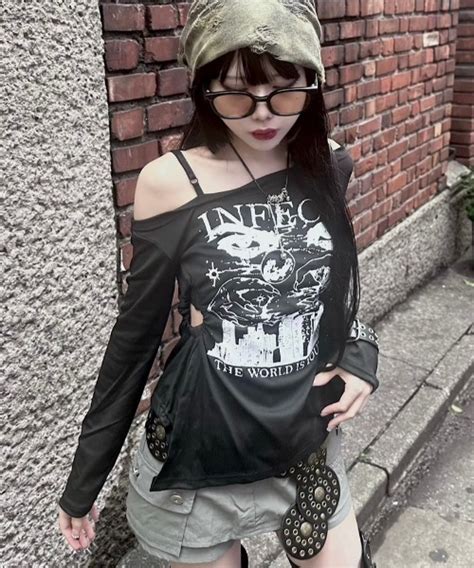 Xu（エックスユー）の「ストリートファッション Xu エックスユー One Shoulder Print Tops ワンショルダートップス