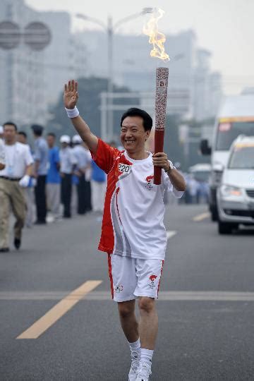 图文 奥运圣火在北京首日传递 火炬手张继钢 其他 2008奥运站 新浪网
