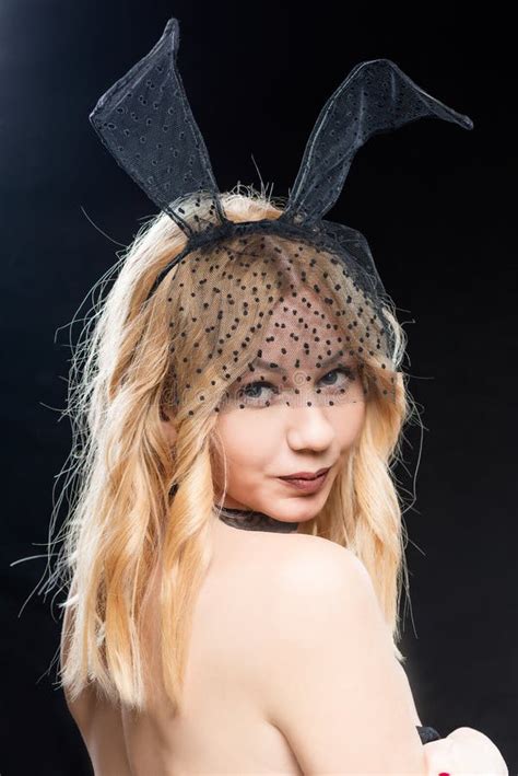 Portret Van Sexy Vrouw Met Naakt Terug In Een Masker En Met Konijn