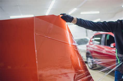 자동차 포장 전문 자동차 보호 필름 요트 보트 선박 자동차 모바일 홈 포장 비닐 포 일 또는 필름을 씌우고 오렌지 필름 손을 끌어합니다 공예에 대한 스톡 사진 및 기타