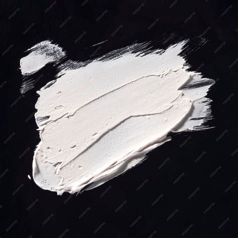 검은 배경에 흰색 브러시 스트로크 무료 사진