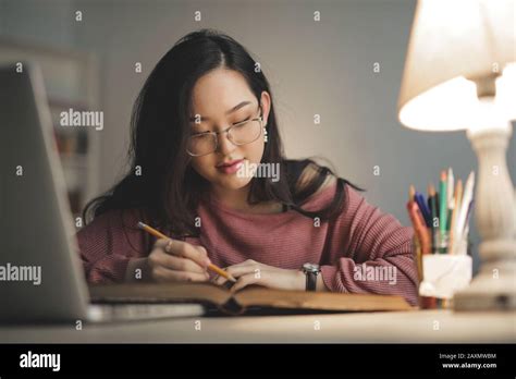 Jeune Fille Asiatique Banque De Photographies Et Dimages à Haute