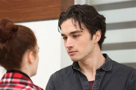 Burak Dakak Kimdir Biyografisi Dizileri Burcu Yaş Boyu Kilosu Güzel Günler Mihran kim in 2023