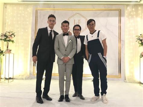陈伟霆回港参加亲戚婚礼 西装革履与家人合影显温馨 Tom明星