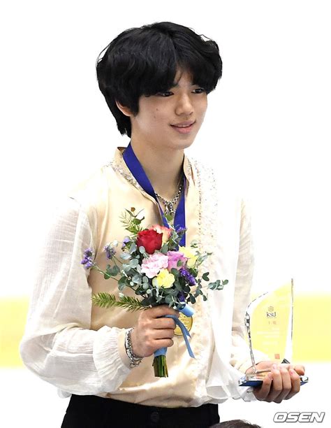 사진 압도적 1위 차준환 메달 목에 걸고 OSEN