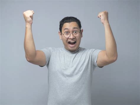 Hombre Asi Tico Feliz Sorprendido Imagen De Archivo Imagen De Manos Asombro