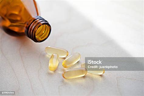 건강을 위한 피쉬 오일 비타민 3에 대한 스톡 사진 및 기타 이미지 3 건강관리와 의술 다이어트 Istock