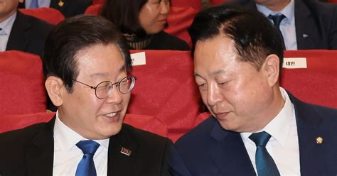 김두관 의원과 인사말 나누는 이재명 대표