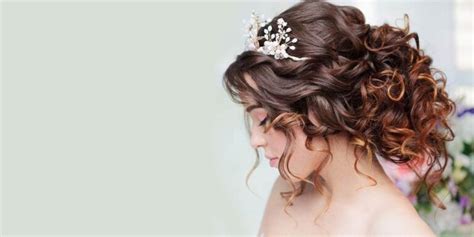 زیباترین مدل های شینیون موی فر برای خانم های مو فرفری آموزشگاه رز سرخ