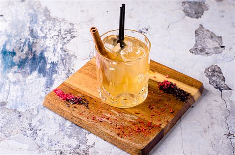 위스키 아이스 큐브 장식 나무 보드 회색 배경 함께 오렌지 갈색 알콜 칵테일을 닫습니다 알코올 메뉴 저녁에 대 한 강한 음료 바 텍스트 디자인 선택적 초점 공간 러시아에