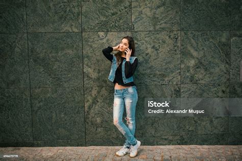 아름 다운 청소년 입은 청바지 스마트폰 얘기 고 도시에 있는 재미 거리에 대한 스톡 사진 및 기타 이미지 거리 걷기 마실