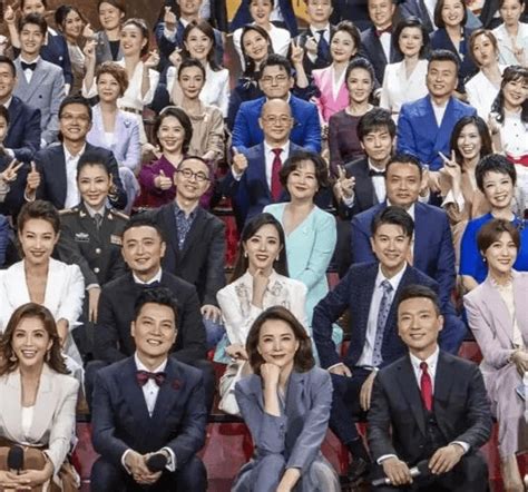 大换血！2025年央视春晚主创团队官宣，主持阵容更新换代，6人被彻底放弃董卿朱军任鲁豫