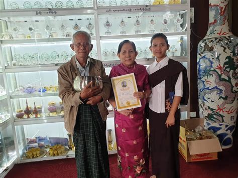 Khin အိမ်ထောင်မကျခင်အထိ ဖေဖေ မေမေတို့နဲ့ အတူတူနေခဲ့တာဆိုတော့ ကျွန်မရဲ့ သူငယ်ချင်းတွေ၊ မိတ်ဆွေတ