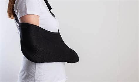 부상 요골 골절 및 염좌 후 팔에 고정 검은 붕대를 감은 흰색 옷을 입은 소녀 팔 지원 붕대 손 고정 텍스트 공간 복사 30