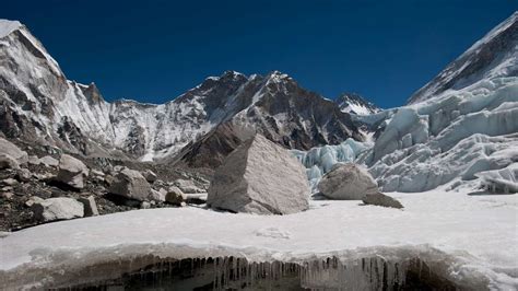 Muertos por el Helicóptero Estrellado en el Everest Serían Mexicanos N