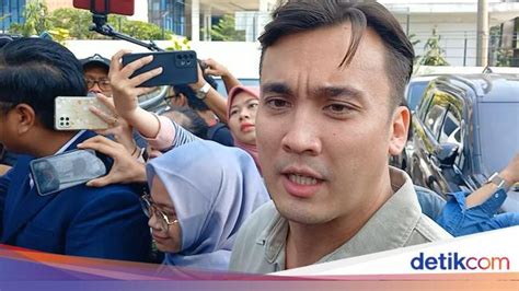 Momen Lady Nayoan Dan Rendy Kjaernett Hadiri Sidang Perdana Cerai