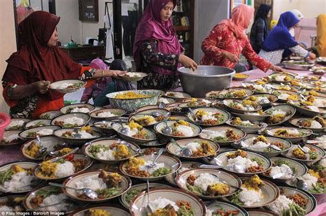 Muslims Break Their Ramadan Fast With Large Iftar Feasts Daily Mail