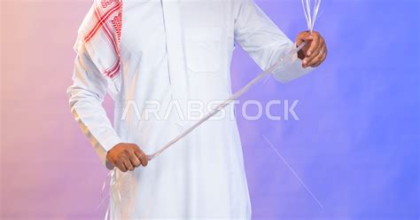 بورتريه لرجل عربي سعودي خليجي يرتدي الثوب و الشماغ السعودي التقليدي