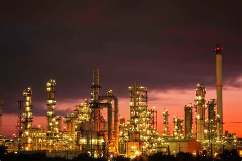 아침에 구름 푸른 하늘을 가진 석유 및 가스 산업의 석유 화학 산업의 정유 및 공장 및 타워 프리미엄 사진