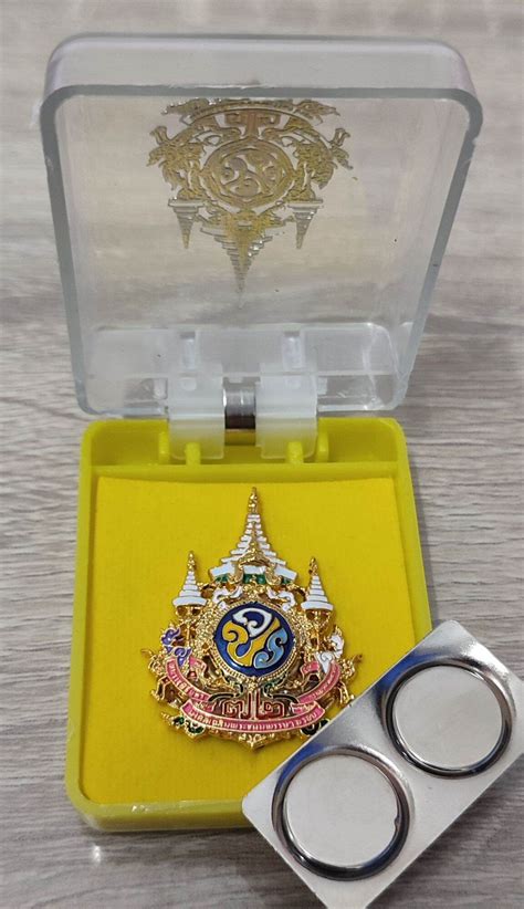 เข็ม 72 พรรษา แบบแม่เหล็ก งานฉลุ พร้อมกล่อง ทางร้านคัดงานคุณภาพ สีสวยงาม ละเอียดคมชัด Pk2020