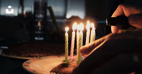 흰색 세라믹 원형 접시에 불이 켜진 촛불을 들고 있는 사람 사진 Unsplash의 무료 프랑스 이미지