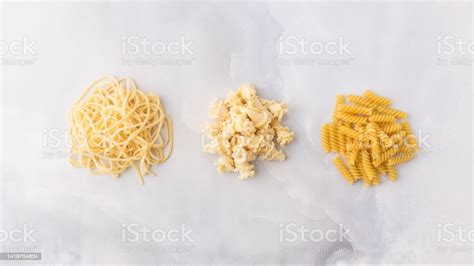 토마토 바질과 파르 메산 치즈를 곁들인 조리되지 않은 수제 파스타의 작은 더미 건강한 생활방식에 대한 스톡 사진 및 기타 이미지 건강한 생활방식 건조한 검은색