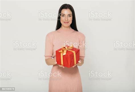 핑크 드레스에 선물 상자를 가진 여자입니다 상자와 함께 아름 다운 소녀입니다 여자에 대한 스톡 사진 및 기타 이미지 여자