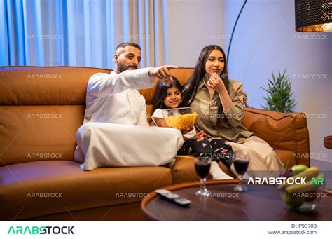 مشاهدة الافلام والمسلسلات و الاشارة الى شيء ما ايماءات تدل على السعادة