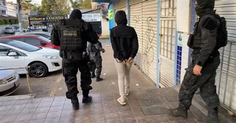 Vídeo Mãe é presa por maltratar abusar e manter os filhos em meio a