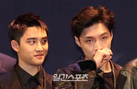 더쿠 [포토]엑소 디오 레이 사랑스러운 눈빛 대결