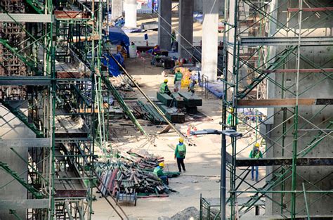 泰國曼谷一座建築工地建築高層建築的亞洲泰國工人和重型機械工程建設者新建築 照片檔及更多 人 照片 人 保安 危險 Istock
