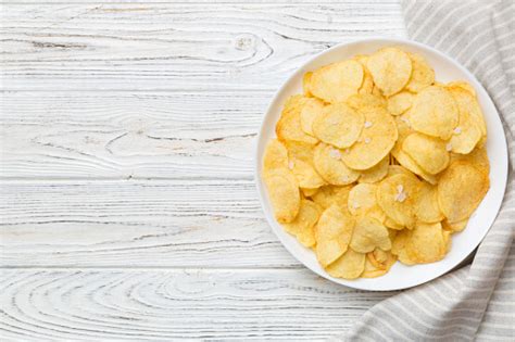 색깔이있는 배경에 고립 된 그릇에 감자 칩 그릇에 맛있는 바삭한 감자 칩 텍스트를위한 공간 위쪽 보기 보울에 대한 스톡 사진 및