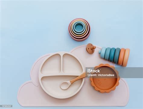 파텔 실리콘 컬렉션의 식기 턱받이 액세서리 블루 배경에 어린이를위한 몬테소리 장난감 아기 액세서리 식기 개념 보울에 대한 스톡 사진 및 기타 이미지 Istock