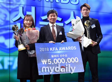 MD포토 황의조 장슬기 KFA 올해의 선수상 수상
