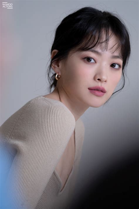 천우희 화보 비하인드 컷 속 오색찬란 美친 미모