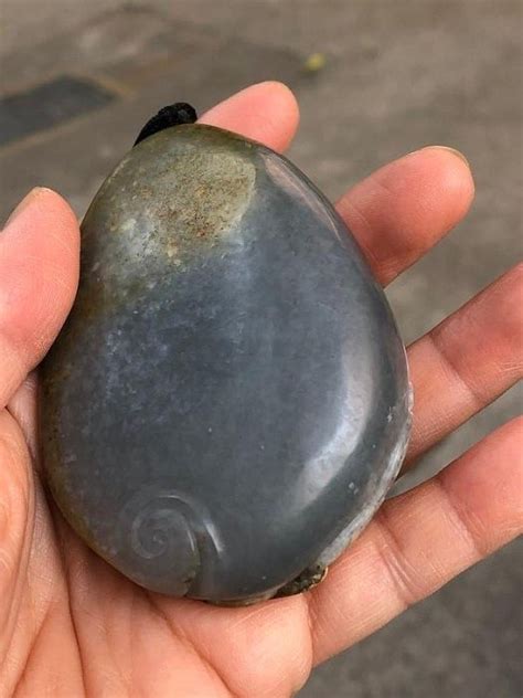 迎新春特拍一元起標藏珍閣207克新疆和闐羊脂白玉籽 黃沁秋梨皮青花大獨籽 漢鳳仿古龍圖騰博古 大手把珍玩83x60x28mm Yahoo拍賣