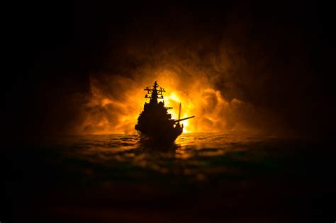 안개낀 배경에 흐릿한 군사 전함앞에 서 있는 군중의 실루엣 선택적 초점 0명에 대한 스톡 사진 및 기타 이미지 0명 구축함