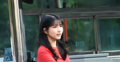 여자친구 소원 찢청 핫팬츠에 드러낸 엄청난 다리길이뮤직뱅크 출근길 포토엔hd